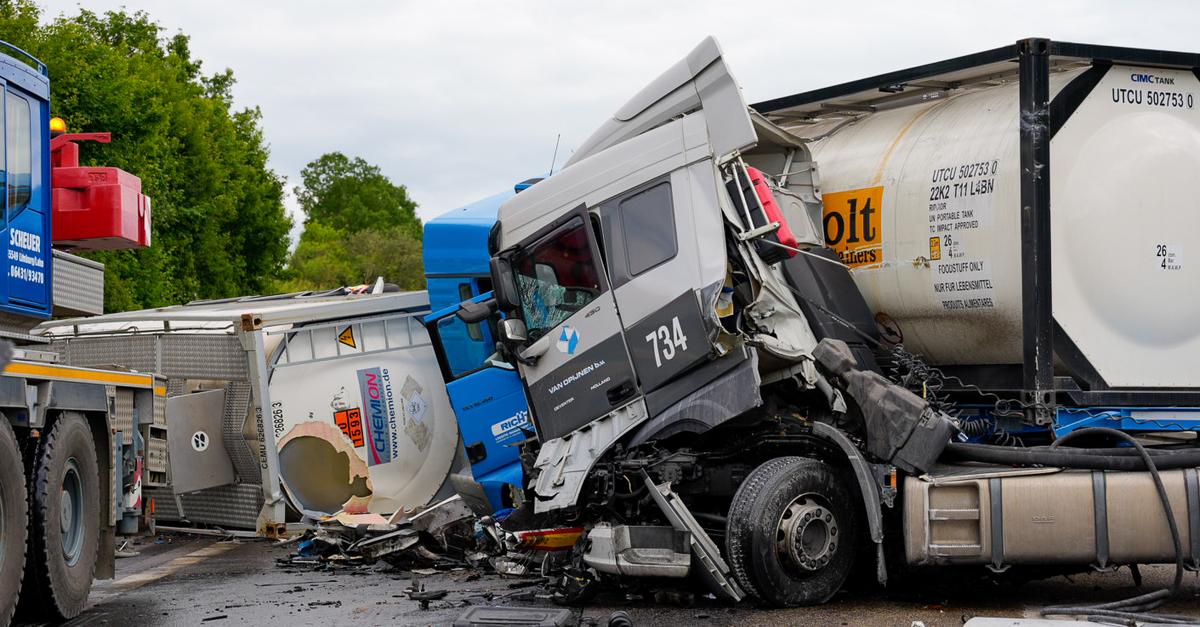 Schwerer Unfall mit Gefahrgut-Lkw [ Einsatzbericht / Brechen ]